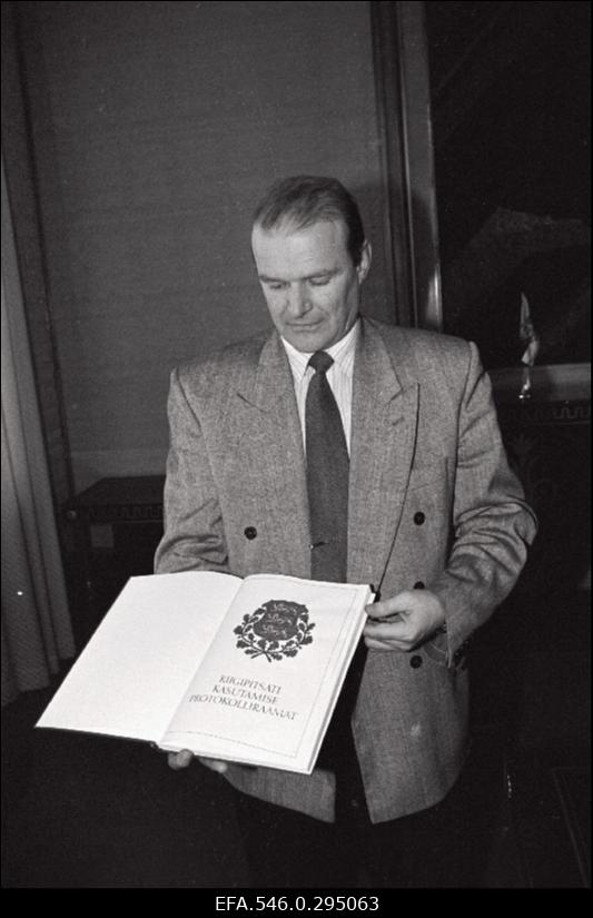 Riigipitsati panemine [volikirjale] Presidendi Kan – Harald Leppikson ...