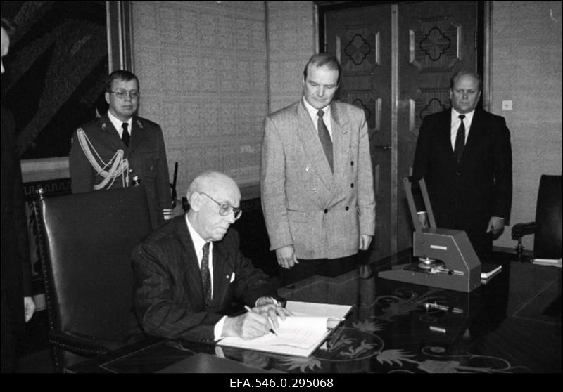 Riigipitsati panemine [volikirjale] Presidendi Kan – Harald Leppikson ...