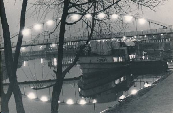 Laev-kohvik "Emajõe" kaarsilla juures. Tartu, - Ajapaik