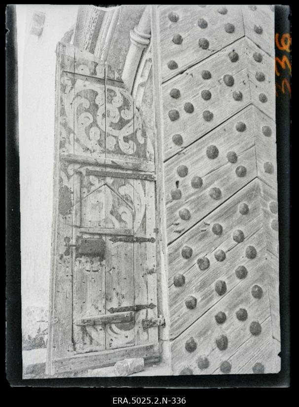 Valjala kirik. Välisuks – Johan Naha - Ajapaik