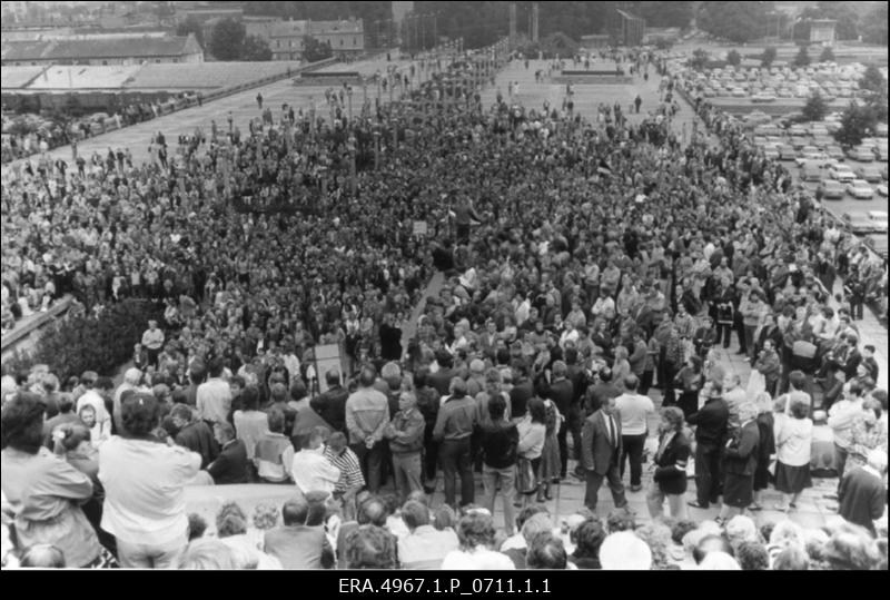 Rahvakogunemine Linnahalli juures Rahvarinde polii - Ajapaik