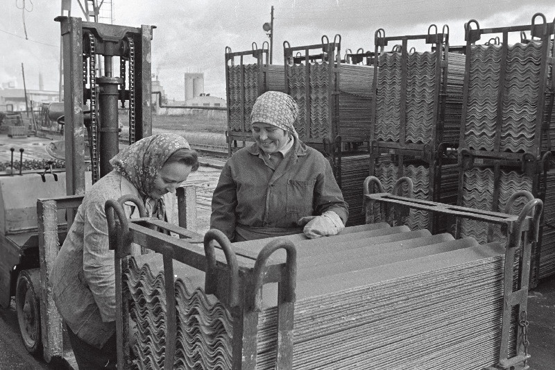 Tsemenditehase Punane Kunda toodangu konveiervedu. – Gunnar Loss - Ajapaik