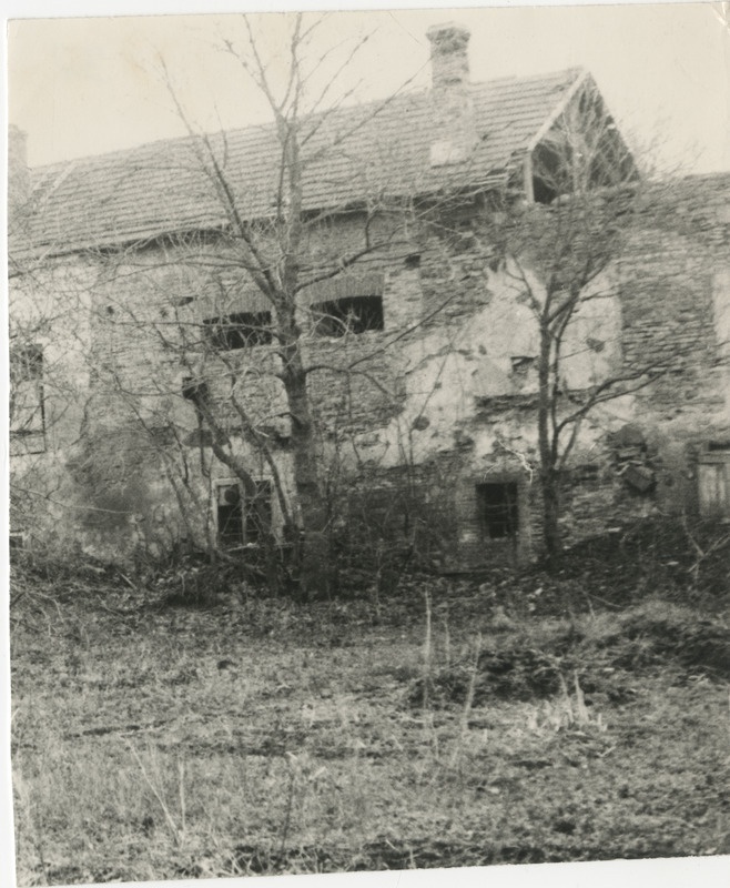 Suur lagunev telliskividest hoone, arvatavasti - Ajapaik