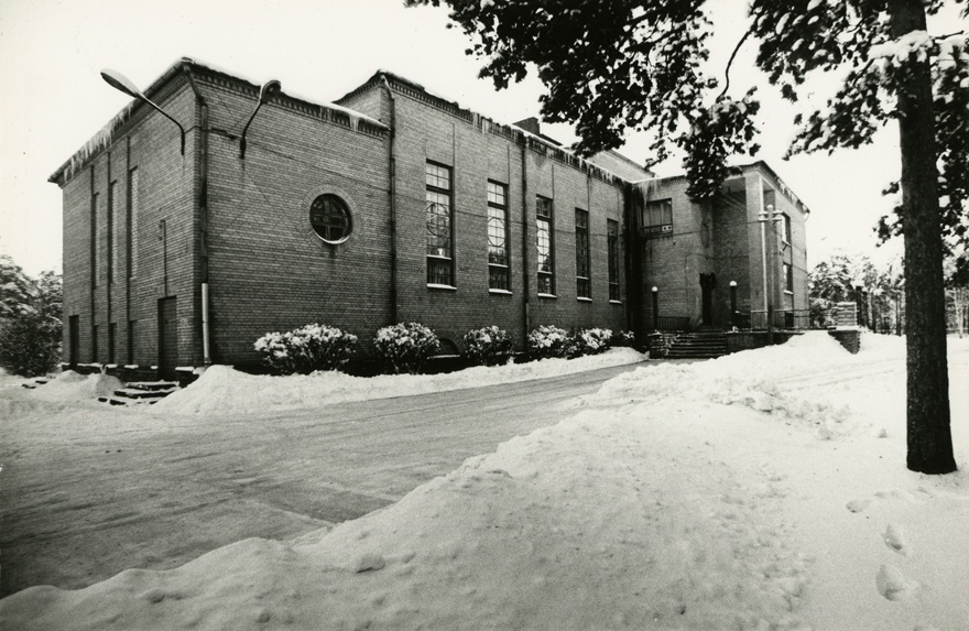 Nõmme gümnaasium, vaade hoonele. Arhitektid - Ajapaik