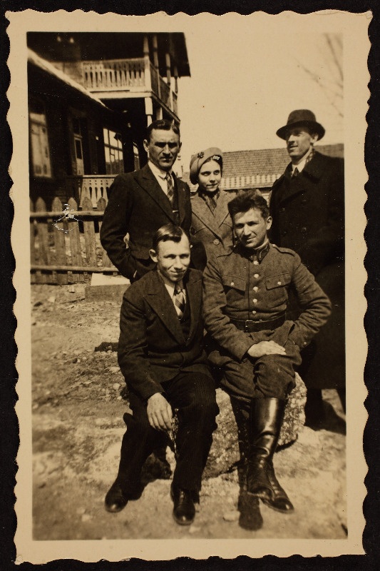 Seltskond kevadisel ajal maja hoovil - Ajapaik