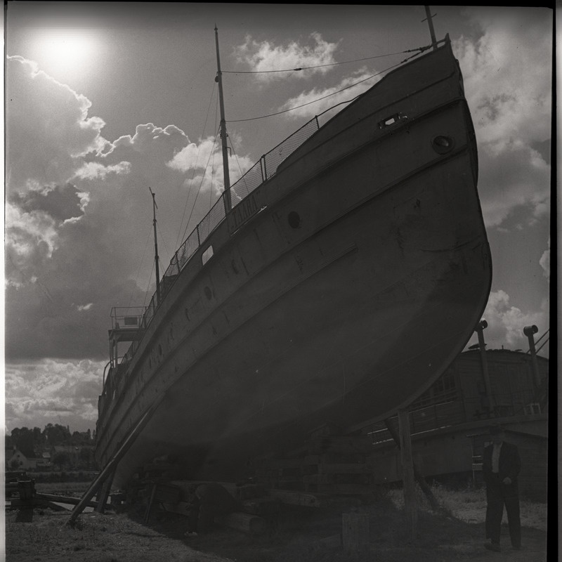 Laev Emajõe kaldal, laevanina – Carl Sarap - Ajapaik