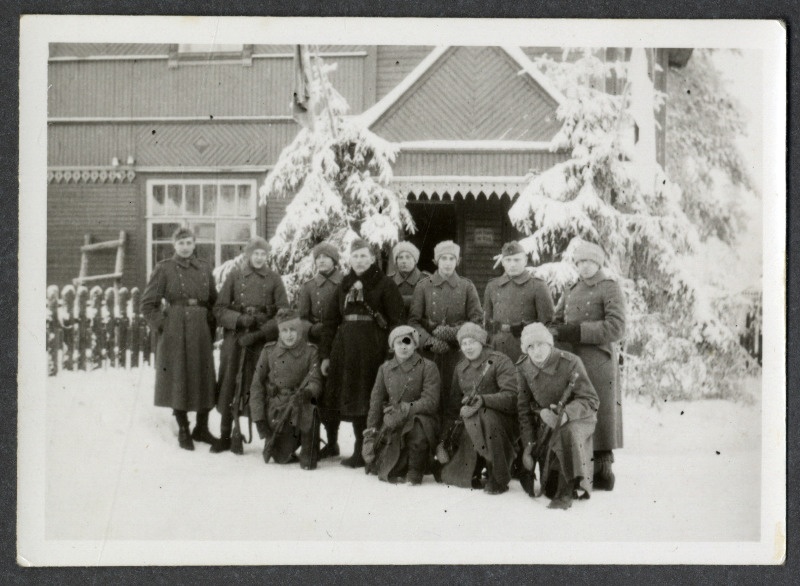 Sõdurirühm talvel puitmaja sissekäigu ees - Ajapaik