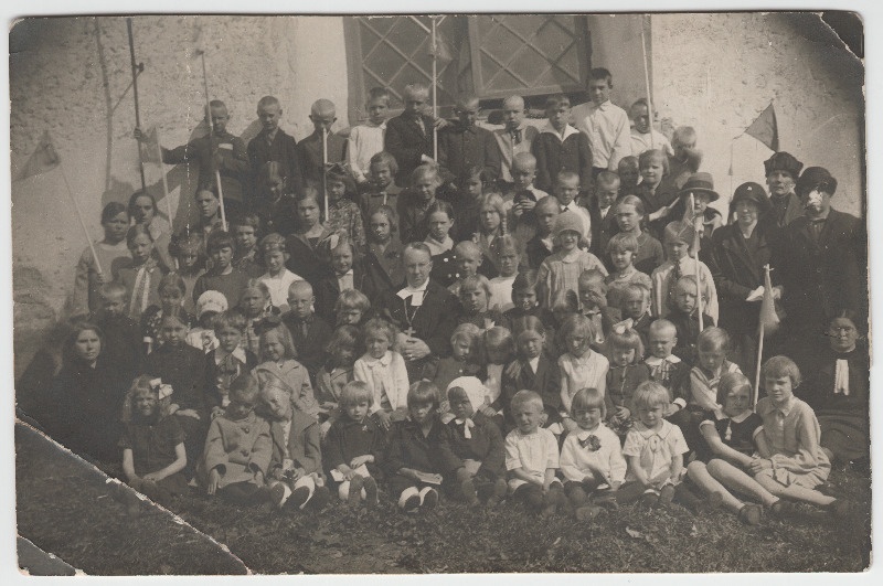 Kirikuõpetaja suure lastegrupiga mingi vanaaegse - Ajapaik