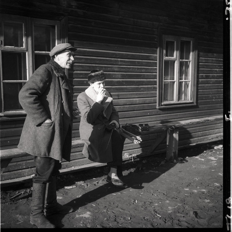 Carl Sarap fotovarustusega hoone kõrval – Carl Sarap - Ajapaik