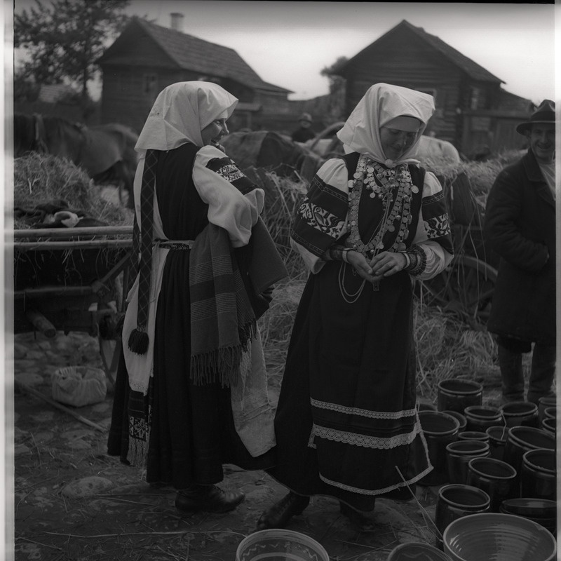 Petseri, kaks setu rahvariietes naist – Carl Sarap - Ajapaik