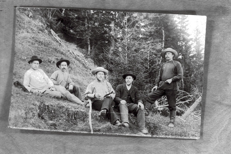 5 tundmatut meest murul istumas. - Ajapaik