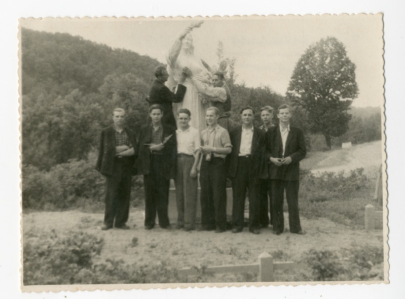 Foto. Kuju ees seisvad inimesed - Ajapaik