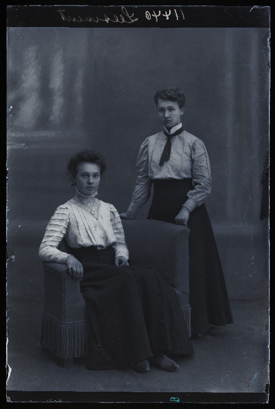 Kaks naist, (foto tellija Leesment). – Jaan Riet - Ajapaik