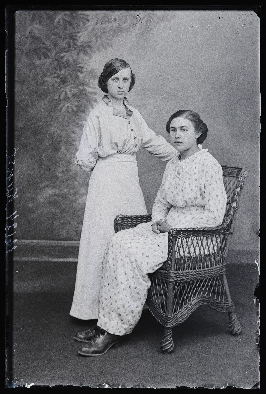 Kaks naist, (foto tellija Kunst). – Jaan Riet - Ajapaik