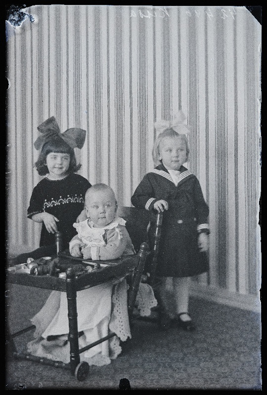 Väike laps mänguasjadega söötmistoolis ja – Jaan Riet - Ajapaik