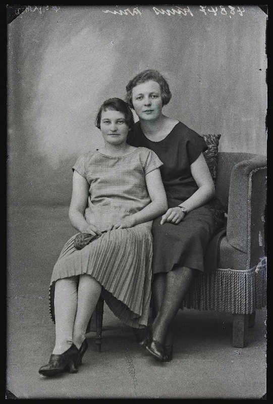 Kaks naist, (foto tellija Kuus). – Jaan Riet - Ajapaik