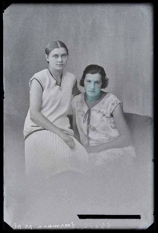 Kaks naist, (foto tellija Seermann). – Jaan Riet - Ajapaik