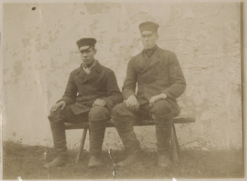 Kaks noort meest pingil istumas - Ajapaik