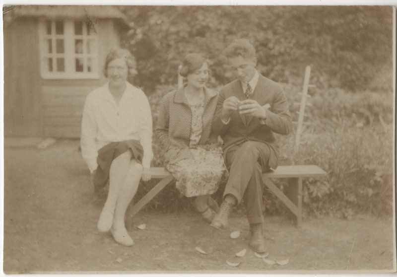 Kaks naist koos noormehega pingil - Ajapaik