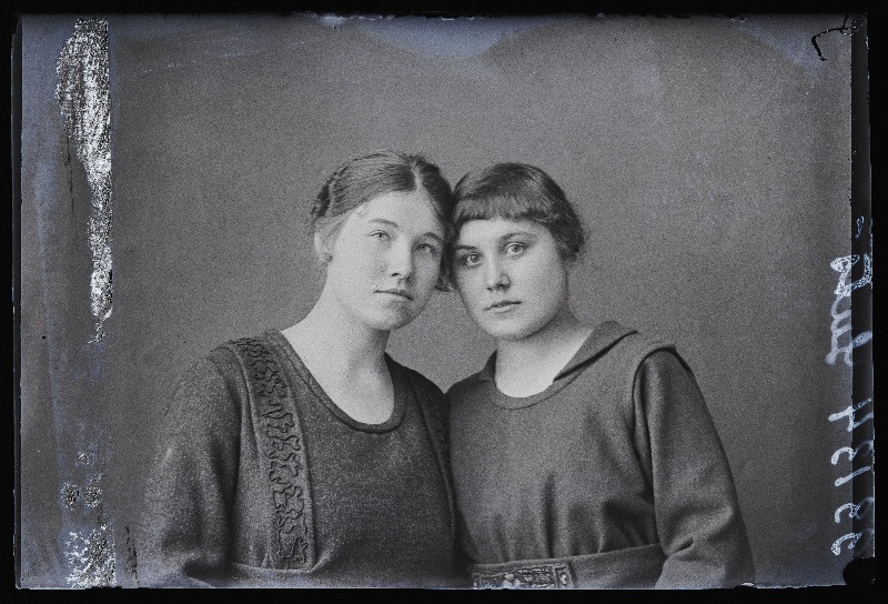 Kaks neiut, (foto tellija Luts). – Jaan Riet - Ajapaik