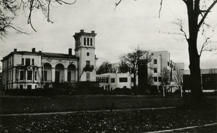 Muraste koolimaja (mõisa juurdeehitus), hoone - Ajapaik