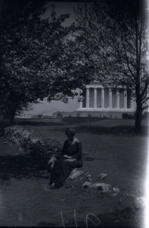 Eveline Maydell Valge maja aias - Ajapaik