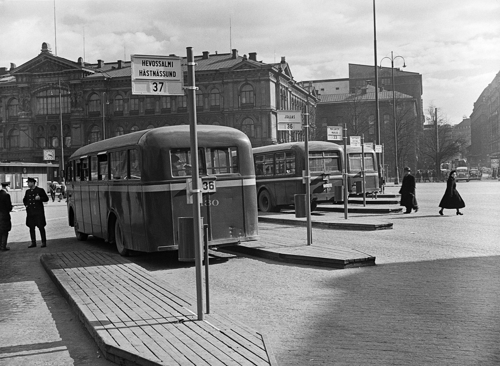 Linja-autoja lähtölaitureissa Rautatientorilla – Okkola, Bertel ...