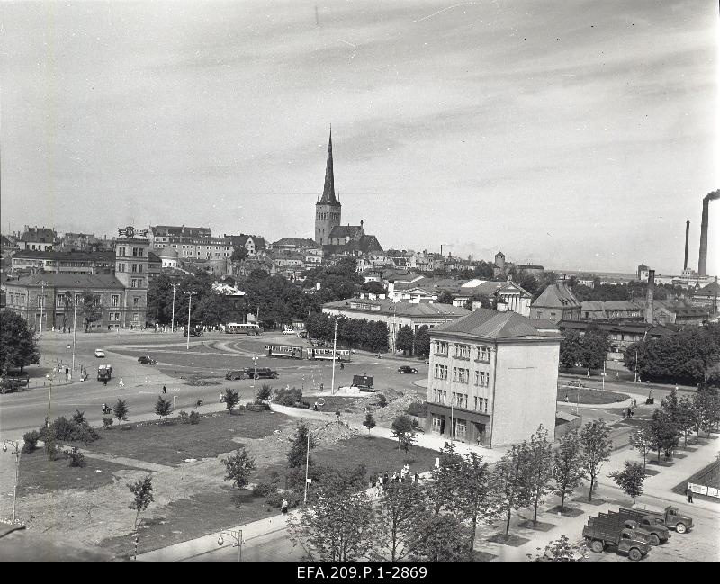 Central square. – Oras, Karl - Ajapaik