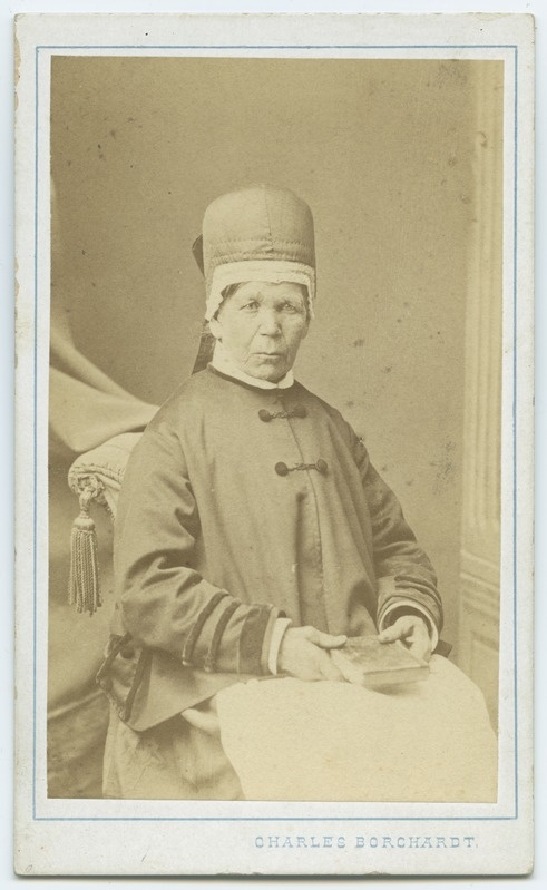 Poolportree, woman with pottery, Olga – Borchardt, Carl Amandus - Ajapaik