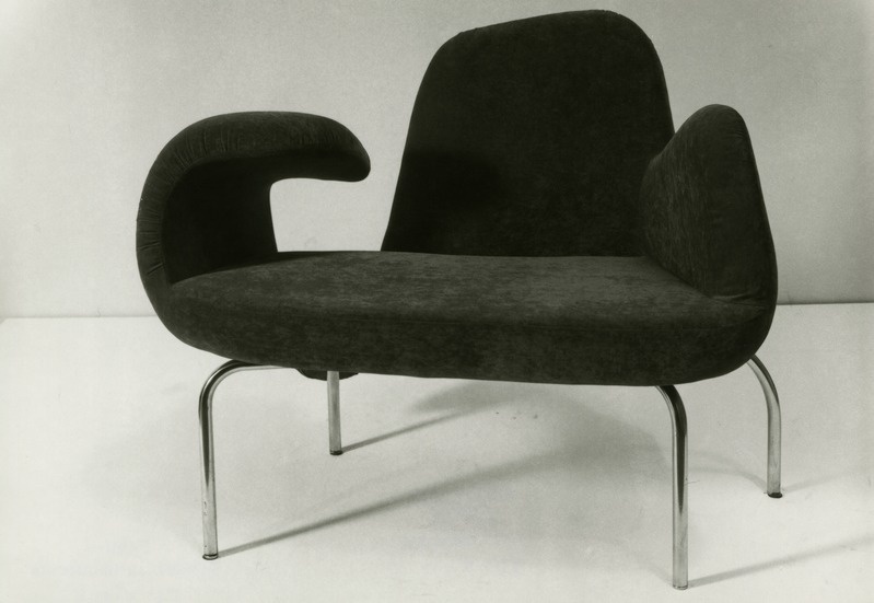 Diivan, vaade diivanile näitusel "Ruum - Ajapaik