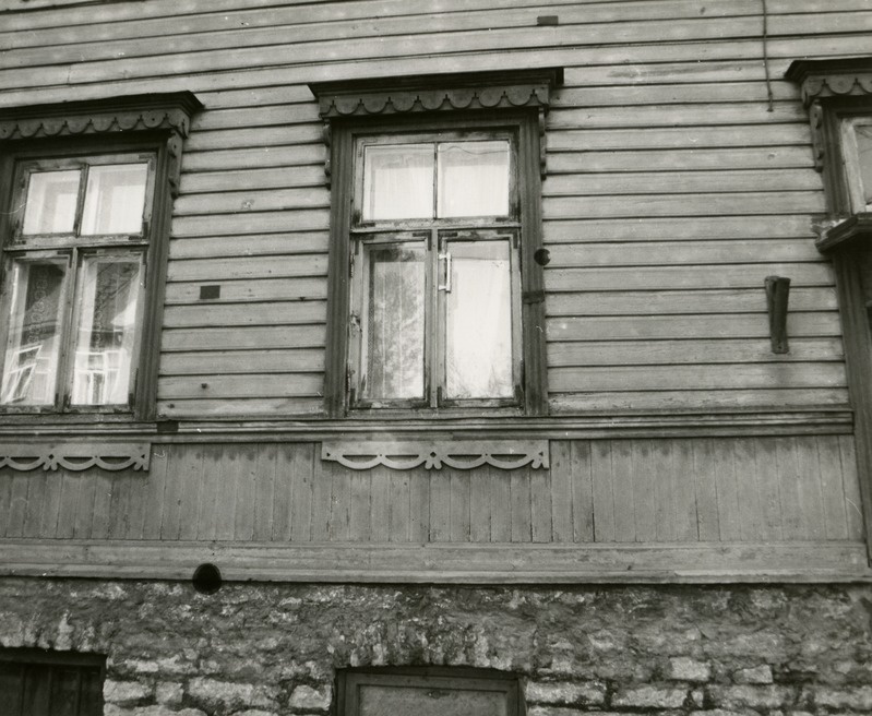 Pelgulinn: Ristiku 47 elamu aken - Ajapaik