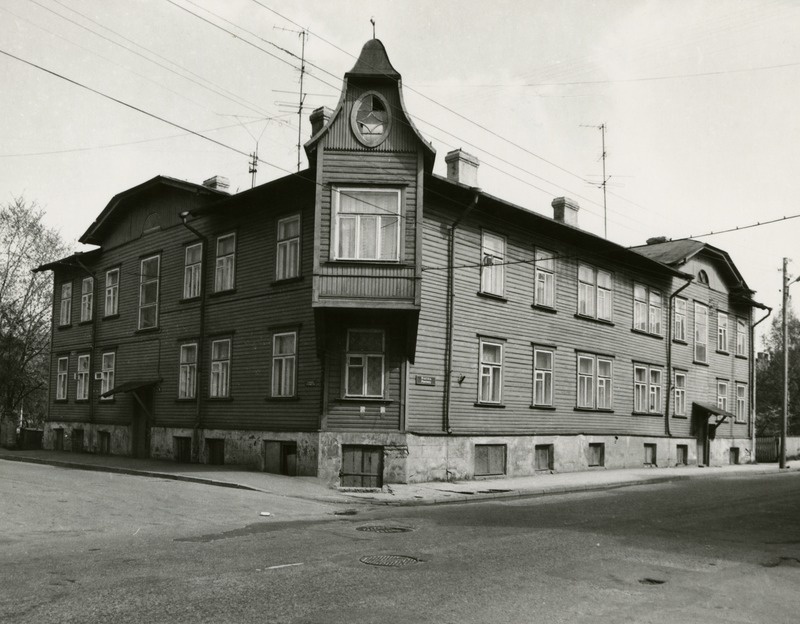 Pelgulinn: nurgatorniga elamu Ristiku 46 - Ajapaik