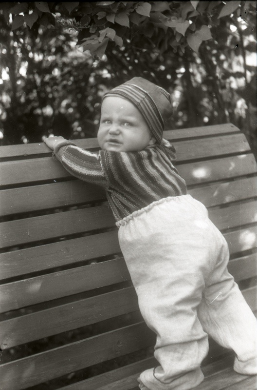 Väike laps pingil seismas – Elmar Kald - Ajapaik