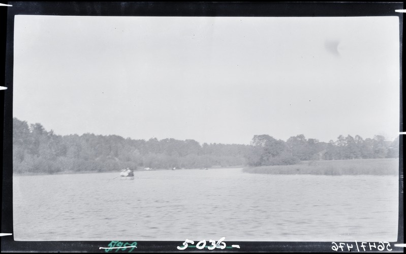 Järv (?) sõudjatega - Ajapaik