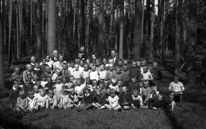 Mees ja kaks last metsas – Elmar Kald - Ajapaik