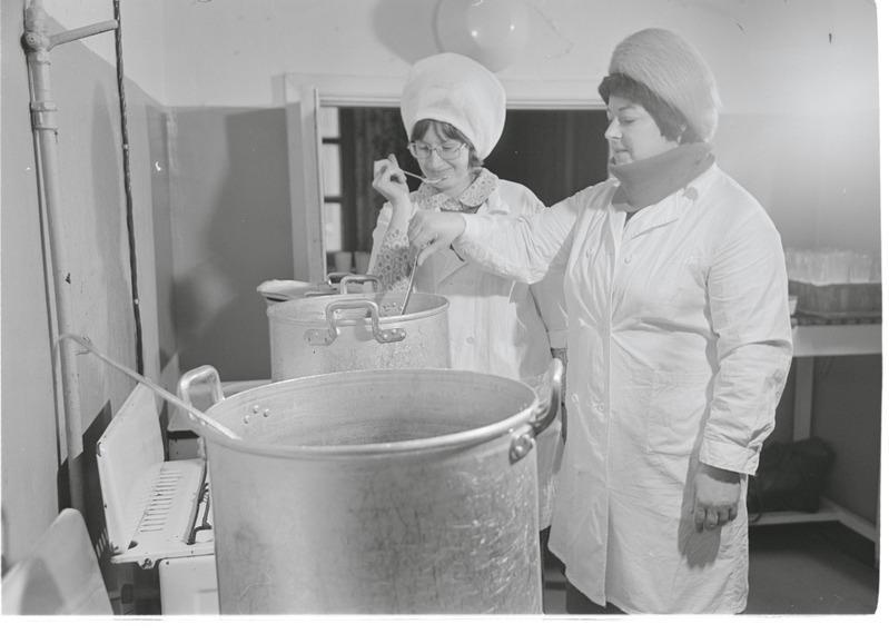 Uhtna kolhoosi söökla – Enno Kapstas - Ajapaik