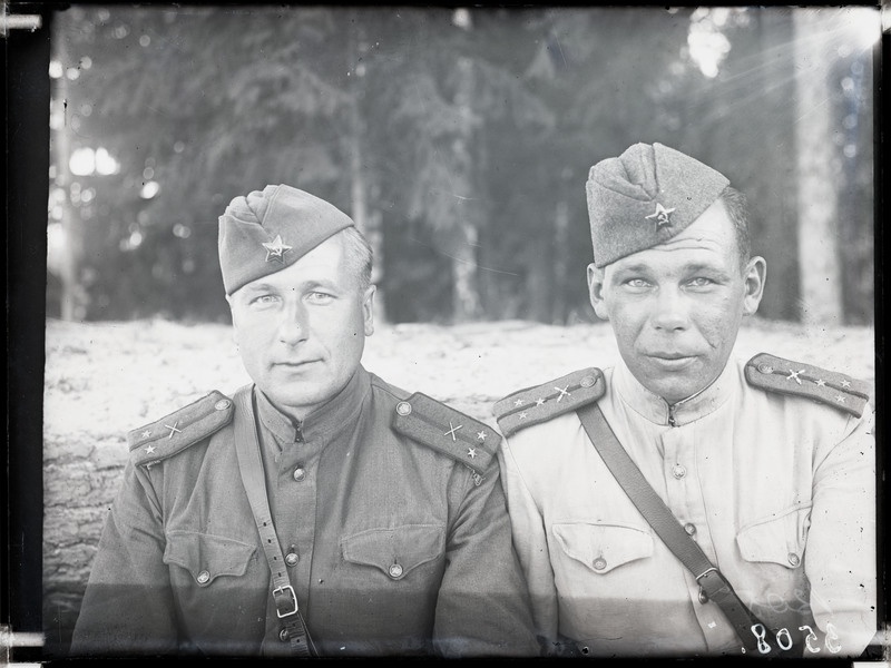 8. Eesti laskurkorpus. Kaks ohvitseri. – Vare - Ajapaik