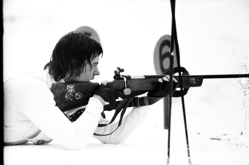 Laskesuusataja Elmo Parik lasketiirus laskeasendis – Jüri Jõepera - Ajapaik