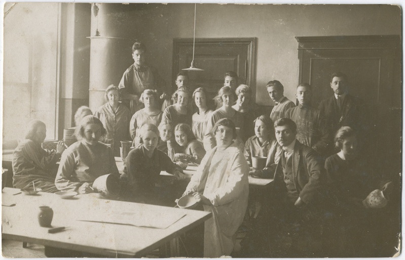 Riigi Kunsttööstuskooli keraamika õpilased õpetaja - Ajapaik