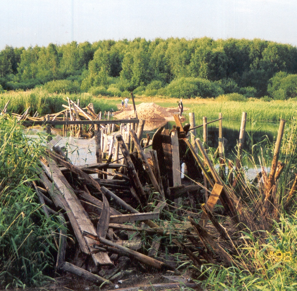 Foto. Roosisaare rippsilla pealesõidutee muldkeha - Ajapaik