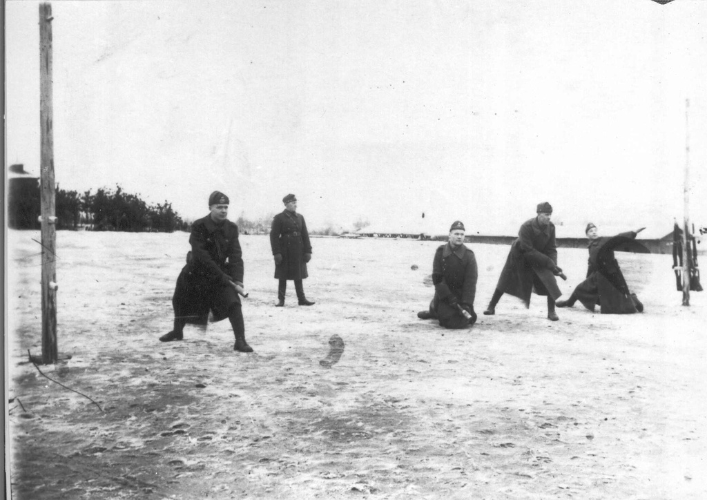 Foto.Kaitseväelased granaatide heitmist harjutamas - Ajapaik