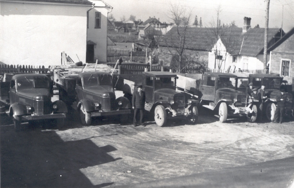 Foto. Võru Metsakombinaadi autobaas.Vaade kontori - Ajapaik