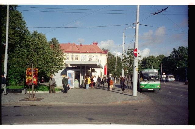 Bussipeatus Vabaduse väljakul – Teetlaus, Hans - Ajapaik