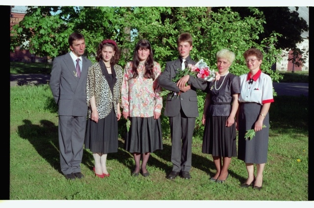 Pagari Kooli lõpuaktus; lõpetaja lähedastega – Jaak Eelmets - Ajapaik