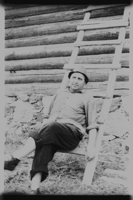 Neeruti filmilaager; kaabuga mees redelil – Jaak Eelmets - Ajapaik