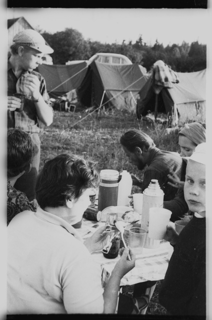 Neeruti filmilaager; laagrilised telklas einestama – Jaak Eelmets - Ajapaik