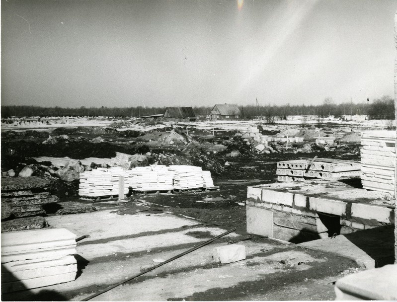 Valjala kolhoosidevahelise jõusöödatehase vundamen – Enno Raun - Ajapaik