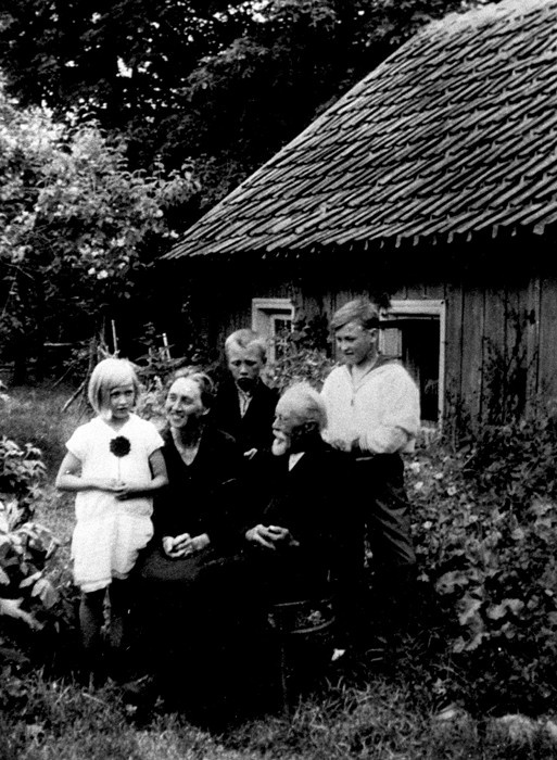 Perekond Pisa Kärdlas oma maja - Ajapaik