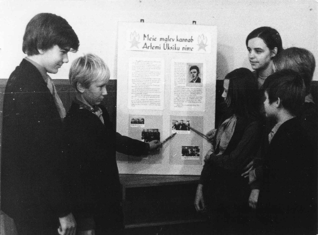 Emmaste kooli pioneerid A.Üksiku stendi - Ajapaik