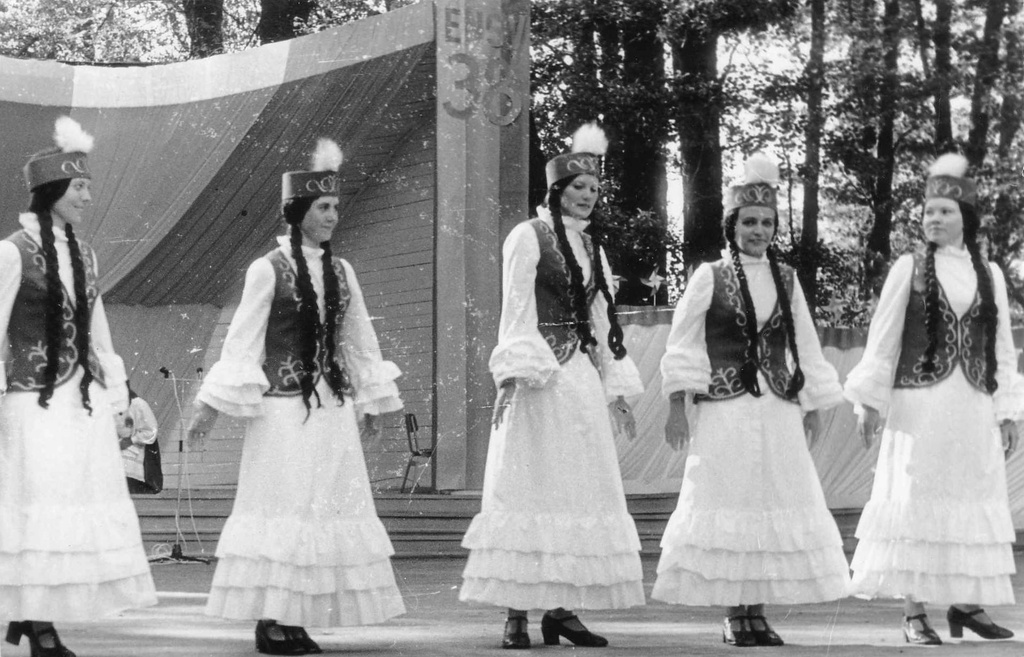 Külalisesinajad Hiiumaa rahvakunstiõhtul kasahhi r - Ajapaik